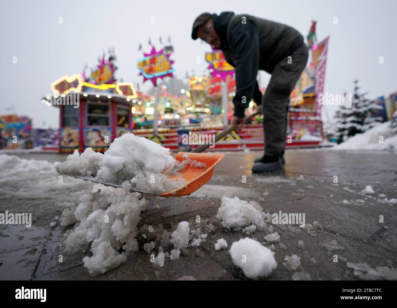 Hamburg, Germany. 06th Dec, 2023. Showman Mike Vespermann pushes the ...