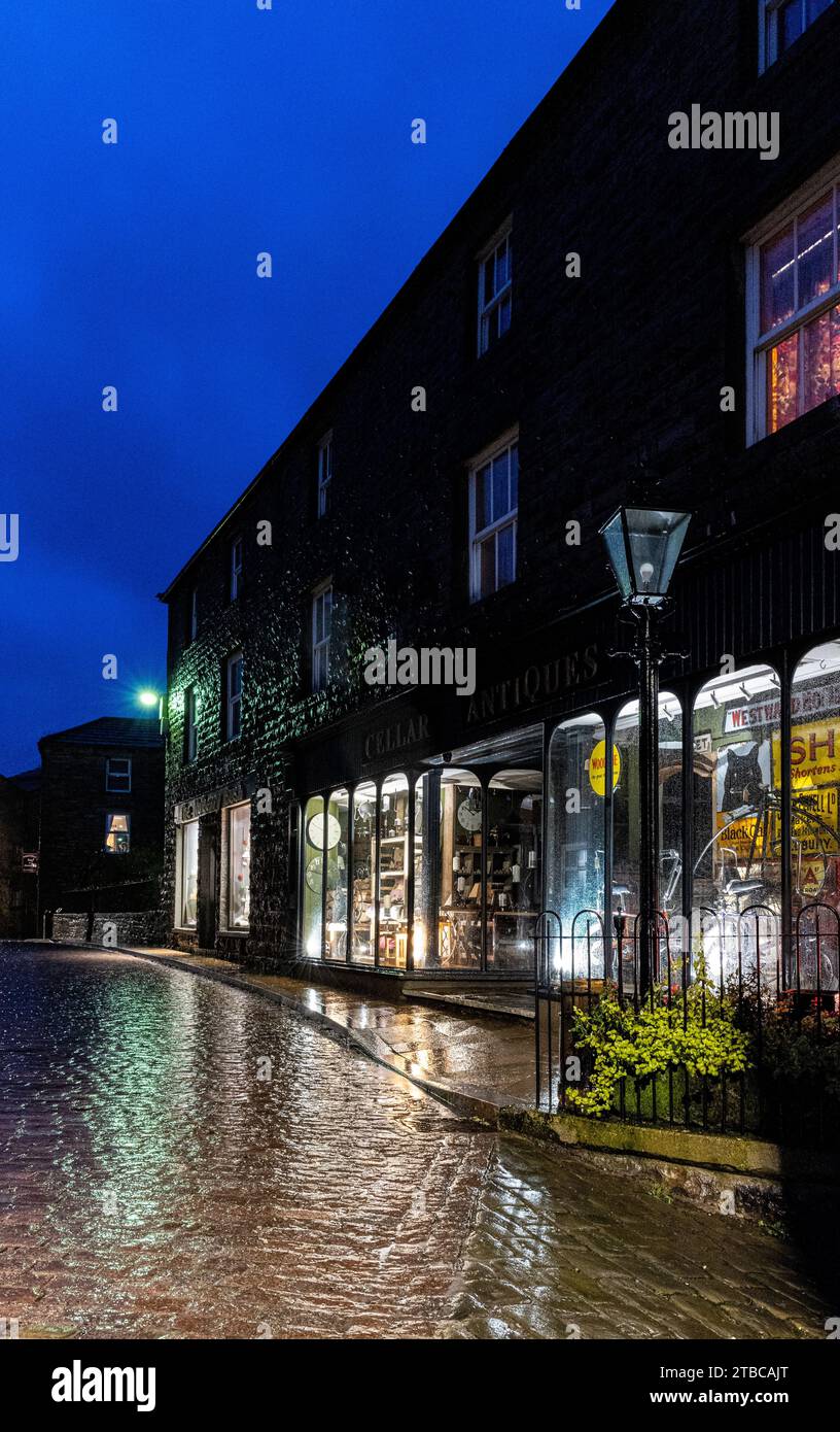Hawes village in the Yorkshire Dales on a rainy winter's night Stock ...