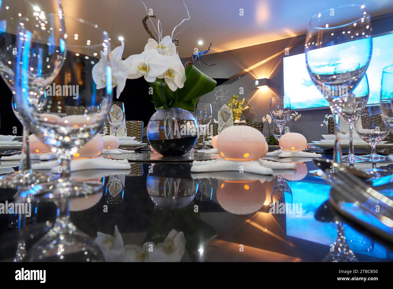 Silver service table hi-res stock photography and images - Alamy