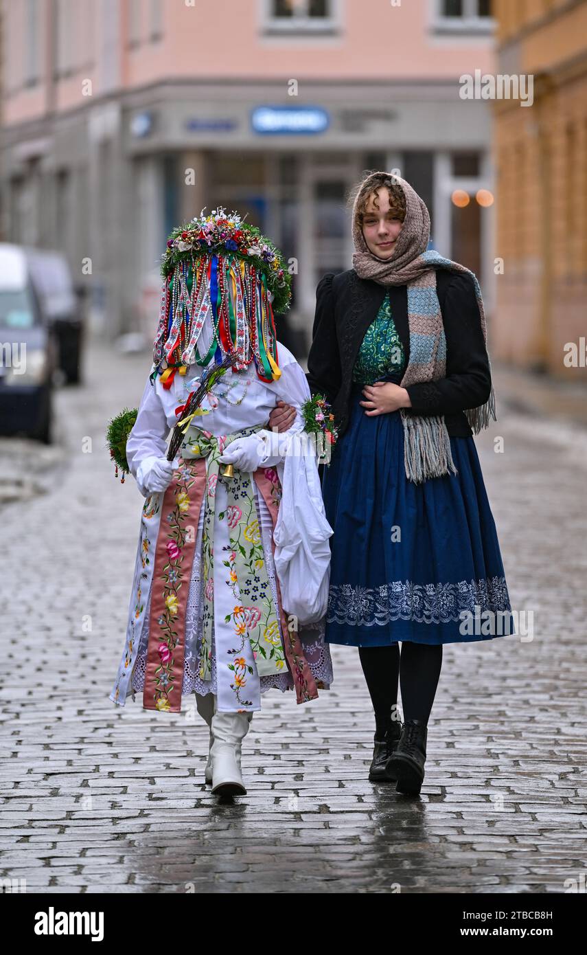 Cottbus, Germany. 06th Dec, 2023. The Jänschwalder Christkind (l) and a ...