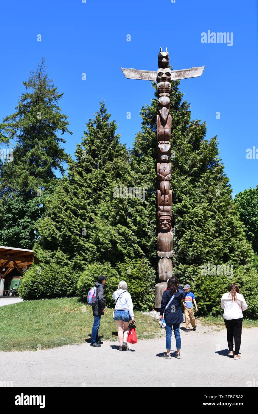 Totem art of the indigenous people of bc hi-res stock photography and ...