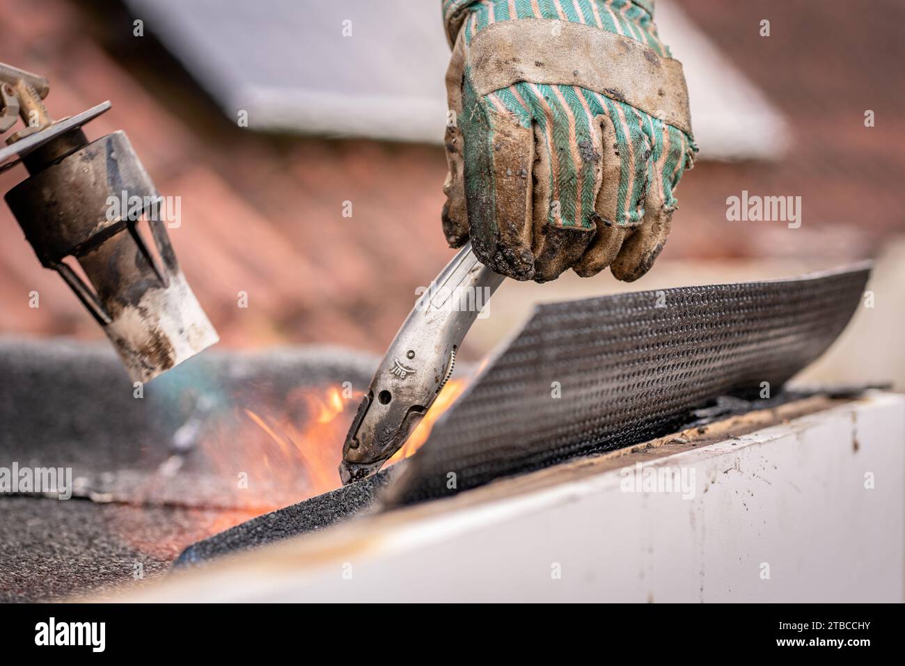 VOORBURG - A roofer is carrying out repair work. Due to storms and ...