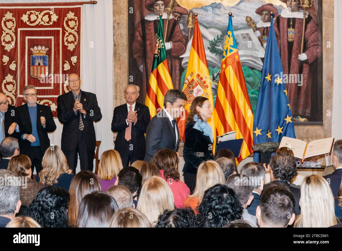 The president of the Generalitat Valenciana, Carlos Mazón, is applauded ...