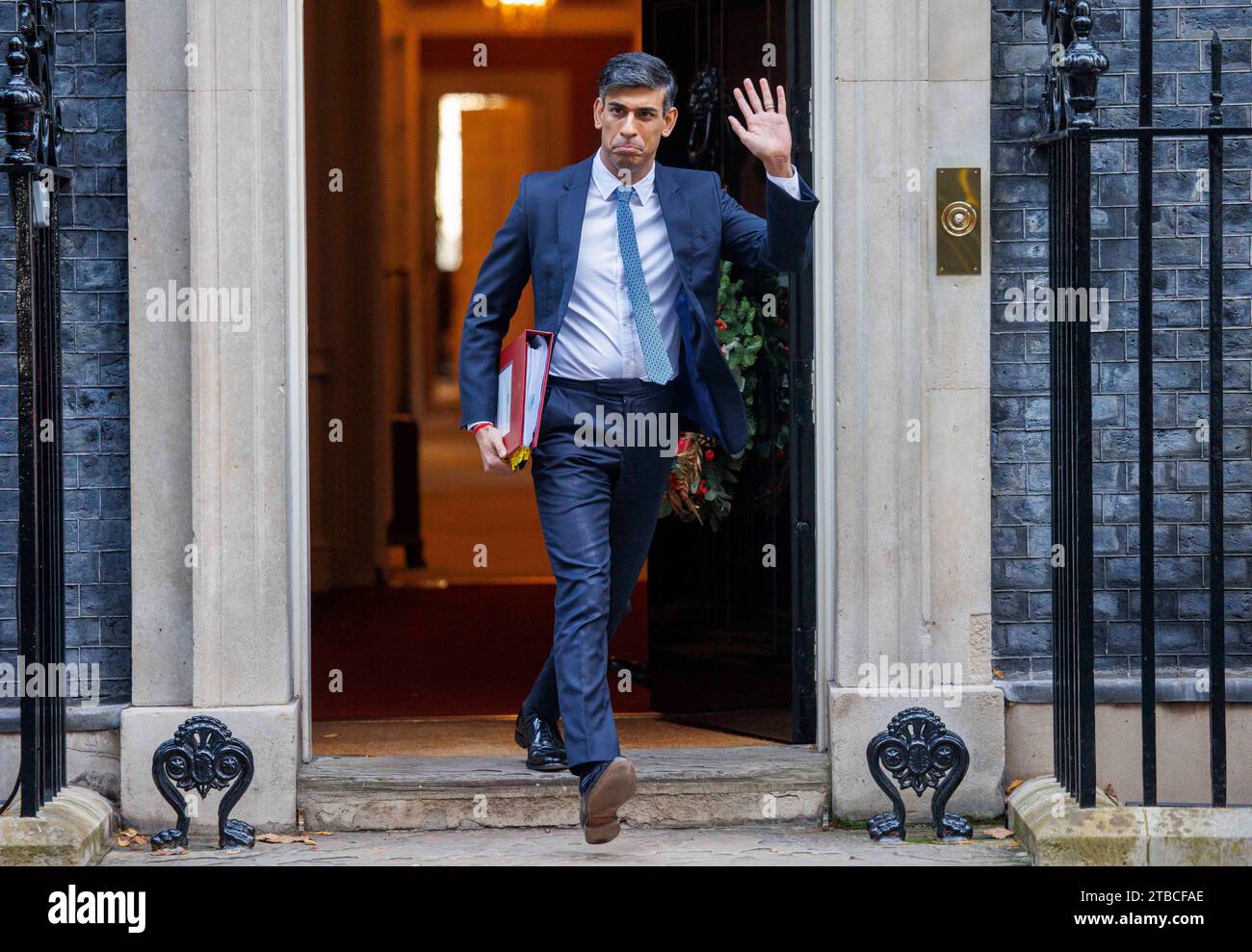 London, UK. 6th Dec, 2023. Prime Minister, Rishi Sunak, departs 10 ...