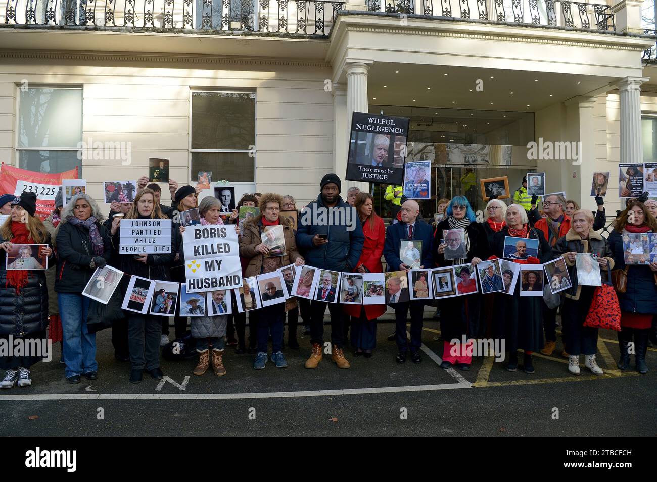 London, UK. 6th Dec, 2023. Protesters and families of the bereaved ...