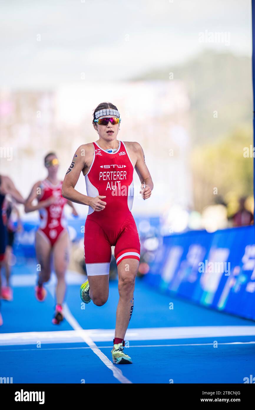 Lisa Perterer running in Pontevedra in the 2023 World Triathlon ...