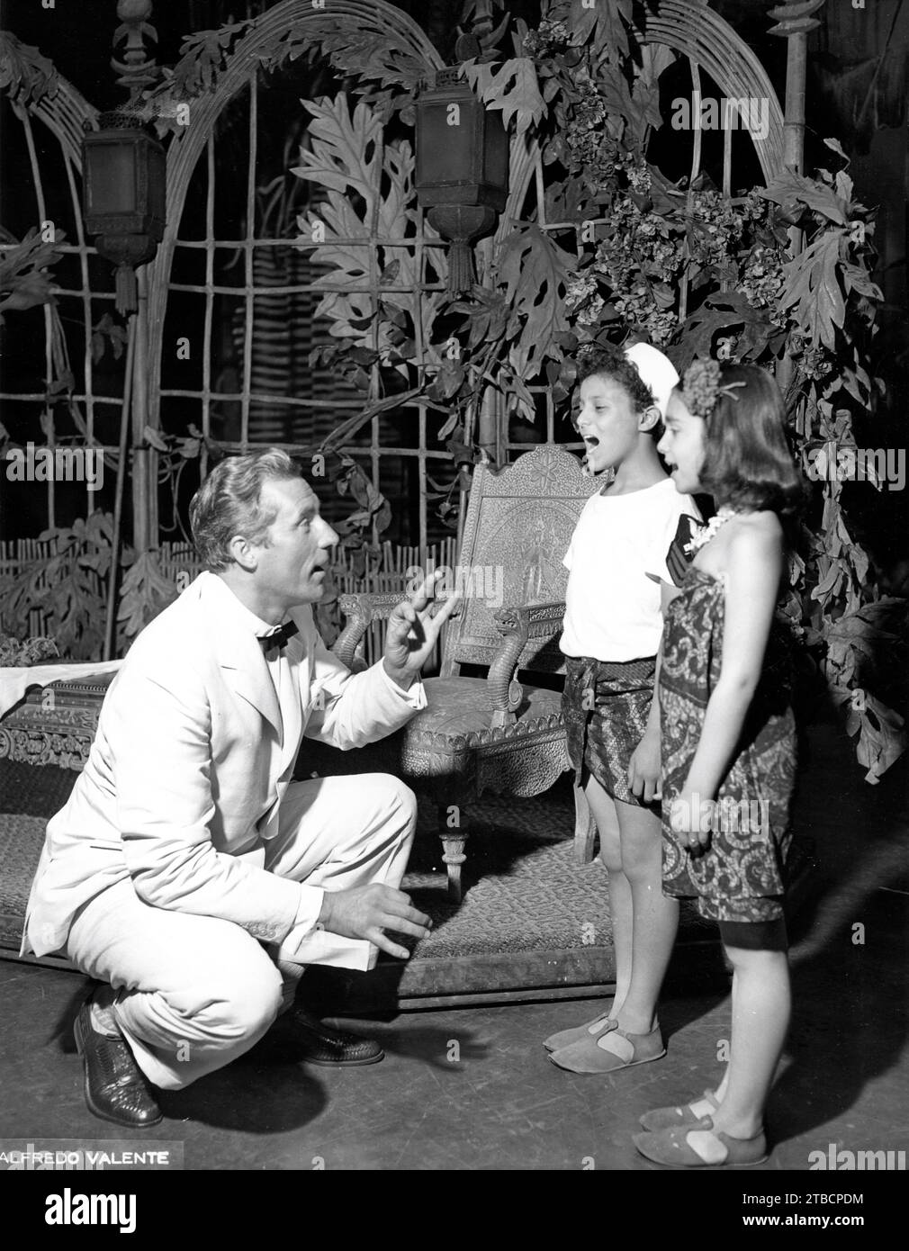 RAY MIDDLETON (replacing Ezio Pinza) and Children in SOUTH PACIFIC 1950 ...