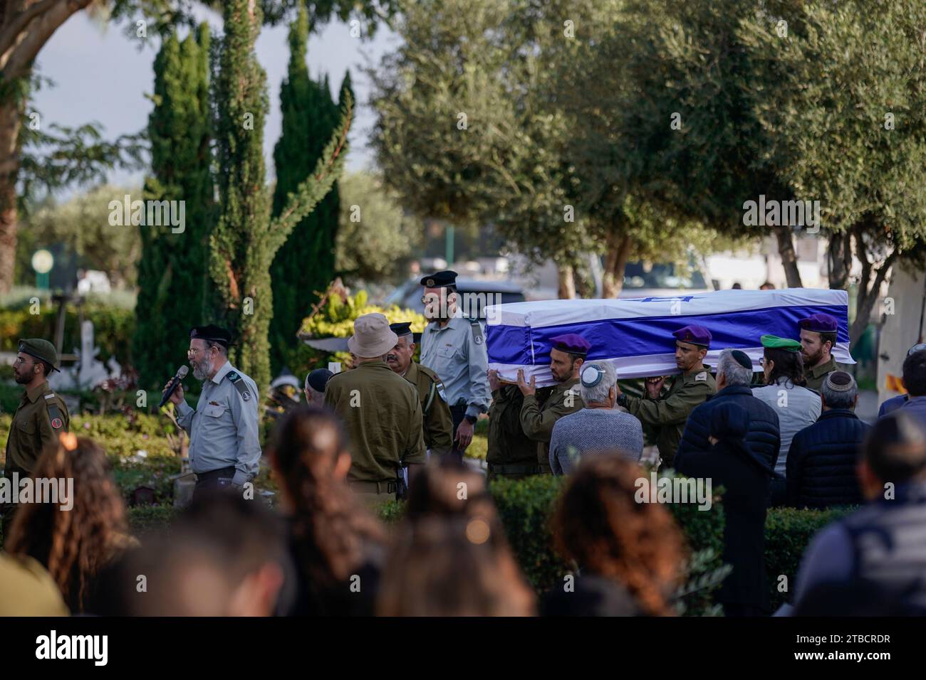 Israeli soldiers carry the coffin of reservist Master Sgt. Gil Daniels ...