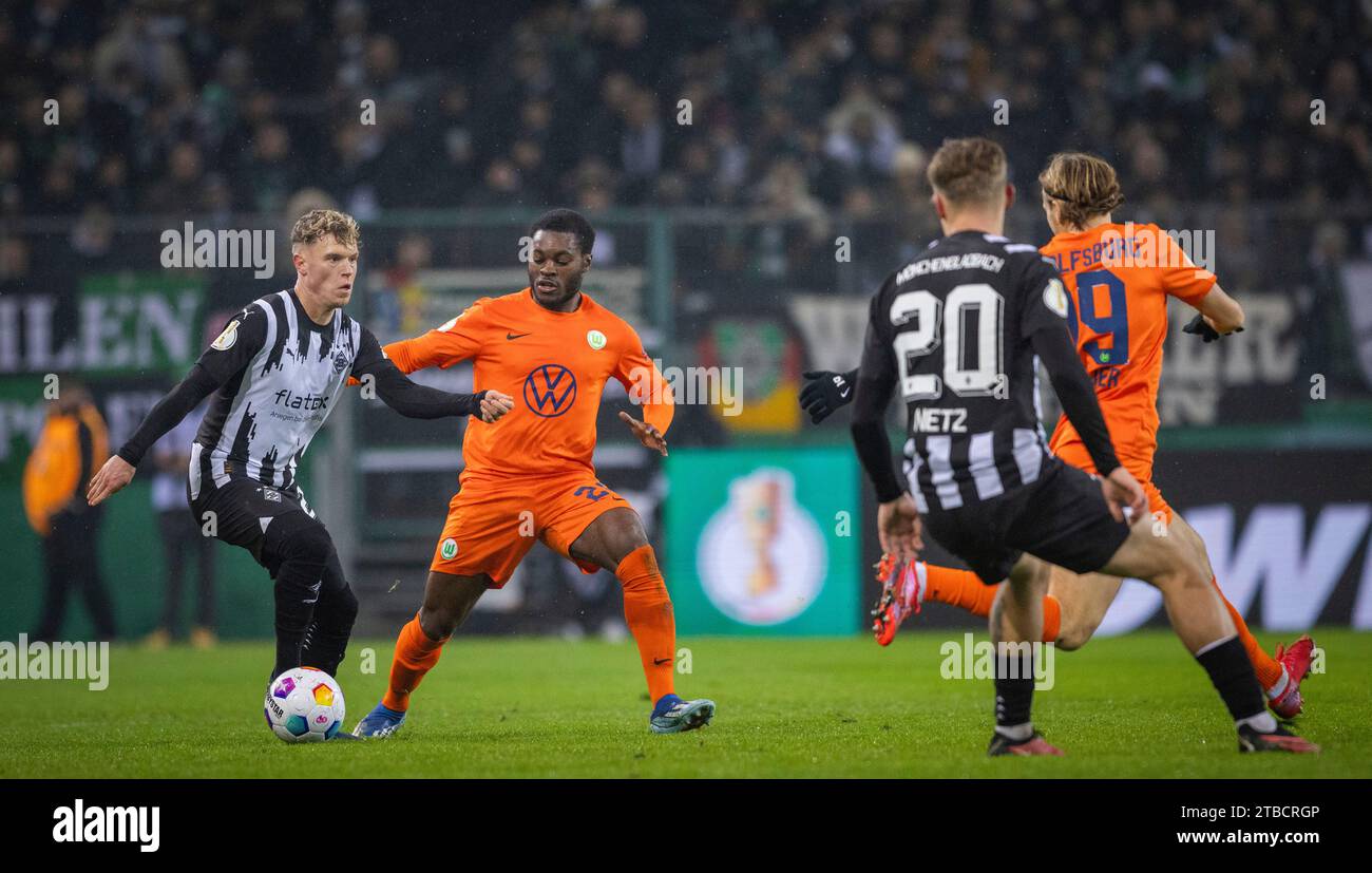 Moenchengladbach, Germany. 05th Dec 2023. Robin Hack (BMG), Ridle Baku ...