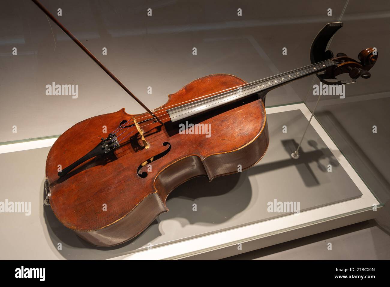 Classic violin hi-res stock photography and images - Alamy