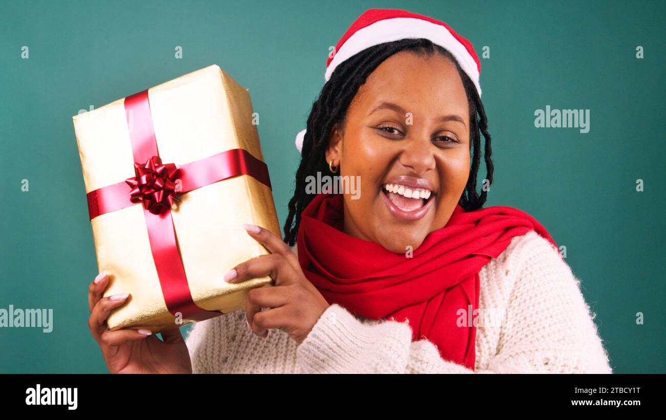 Beautiful black woman shakes christmas hi-res stock photography and images - Alamy