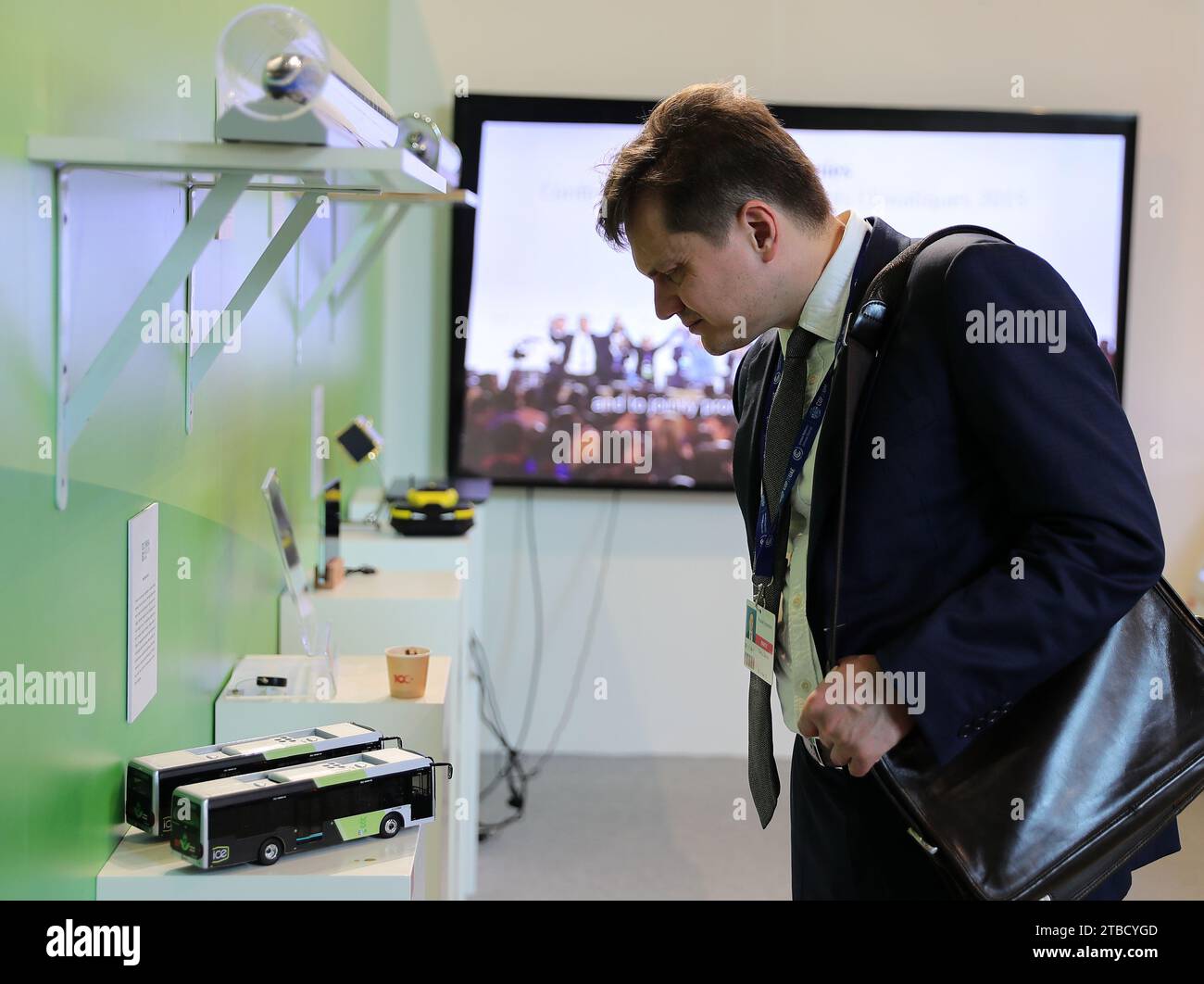 Dubai, UAE. 06th Dec, 2023. An attendee visits China's pavilion of the ...