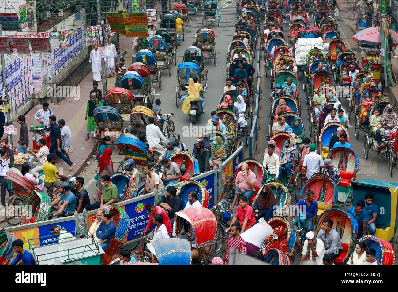 Dhaka, Bangladesh. 06th Dec, 2023. Hundreds of rickshaws are stuck in a ...