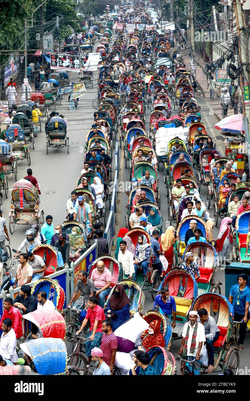 Dhaka, Bangladesh. 06th Dec, 2023. Hundreds of rickshaws are stuck in a ...