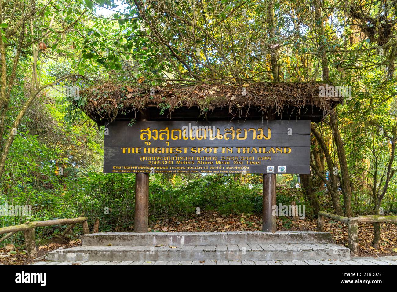 Yod Doi Nature Trail mit der Infotafel Höchster Punkt Thailands, Doi ...