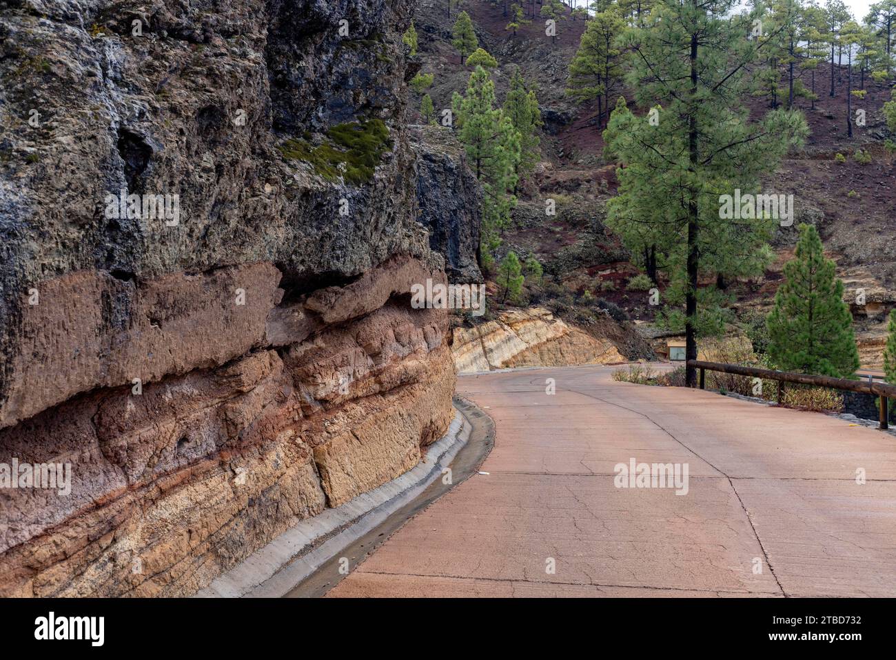 Geological outcrop, volcanic strata at Mirador Degollada de la Cruz ...