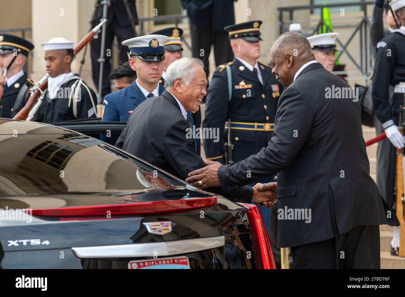 Defense Secretary Lloyd Austin, right, welcomes Singapore's Defense ...