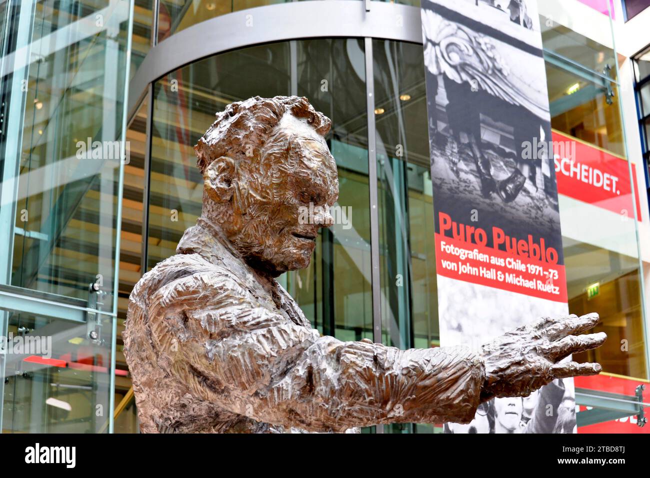 Detail, Willy Brandt monument by Rainer Fetting in bronze, Willy Brandt ...