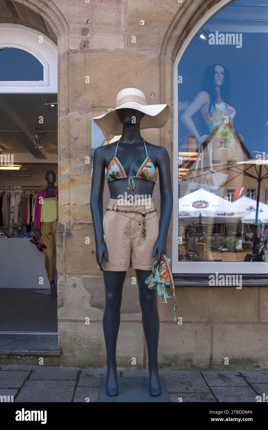 Shop window mannequin display hi-res stock photography and images - Alamy