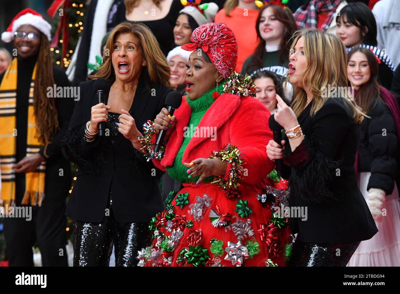 Hoda Kotb, Cheryl Porter and Jenna Bush Hager perform during "A ...