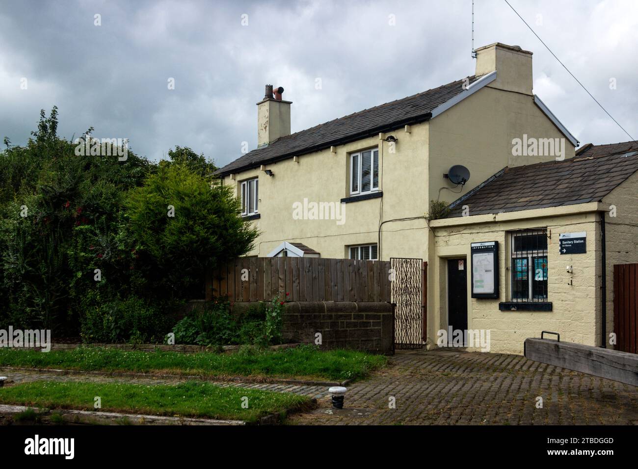 Nova Scotia lock house. Leeds and Liverpool Canal, Blackburn Stock ...