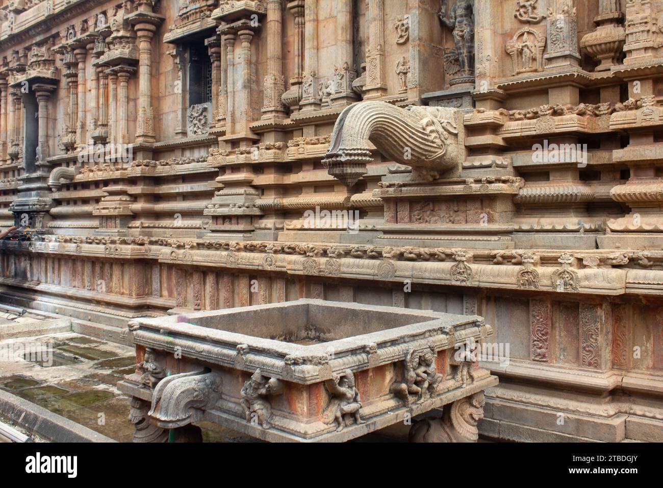 Design of the water outlet from the inner chamber of Thanjavur Big ...