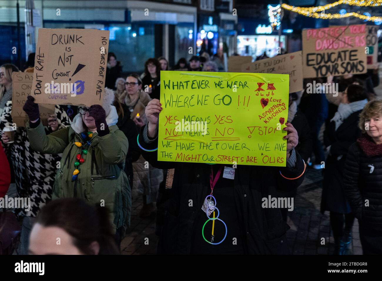 High Street, Southend on Sea, Essex, UK. 6th Dec, 2023. Safe Steps and ...
