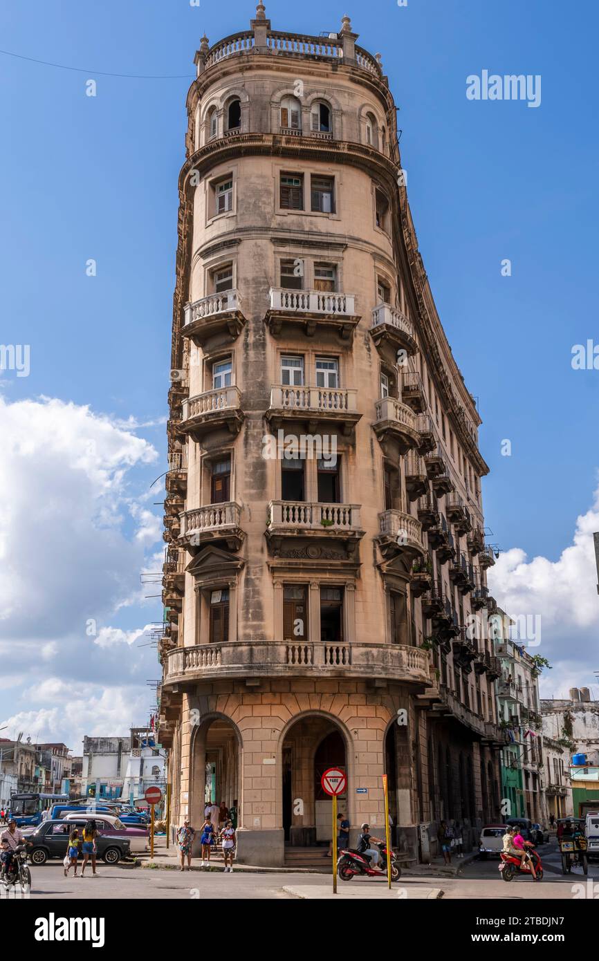 An imposing stone building situated on a bustling city street ...