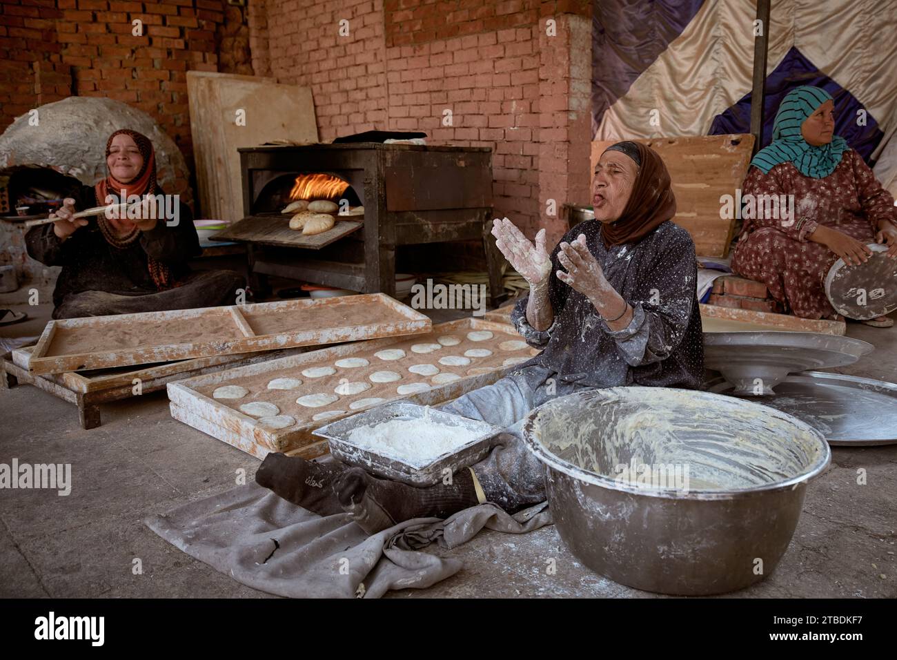 Two bakers work together hi-res stock photography and images - Alamy
