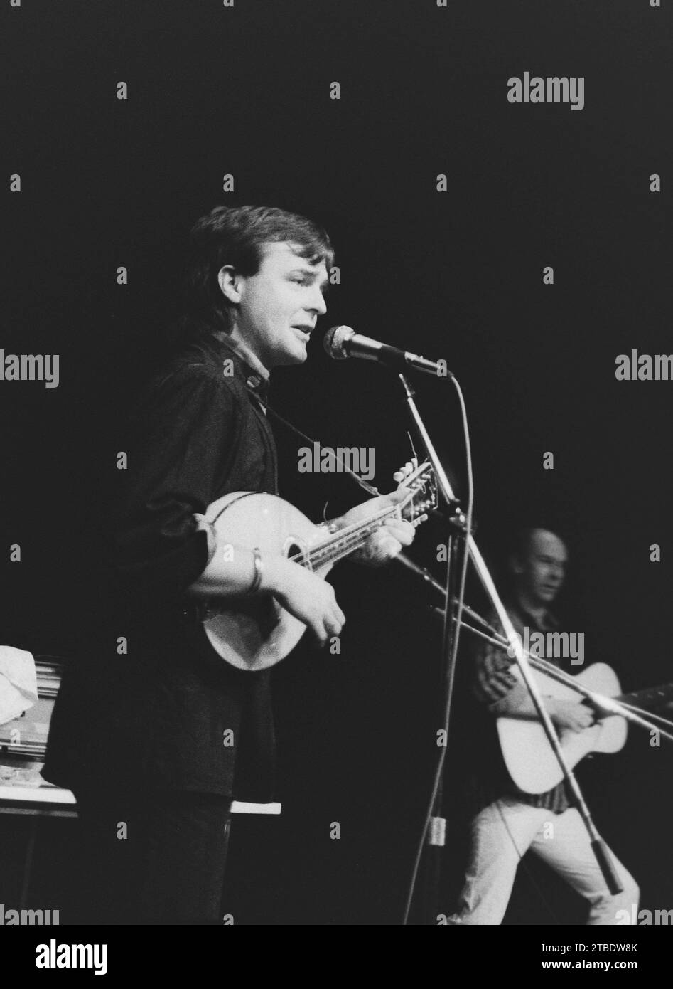 Chris Leslie playing with Whippersnapper the British progressive folk ...