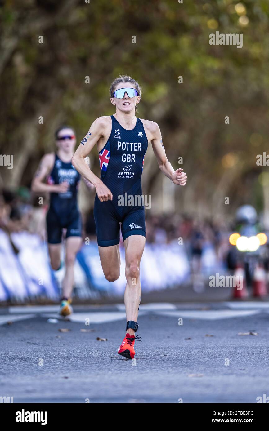 Beth Potter running in Pontevedra in the 2023 World Triathlon ...