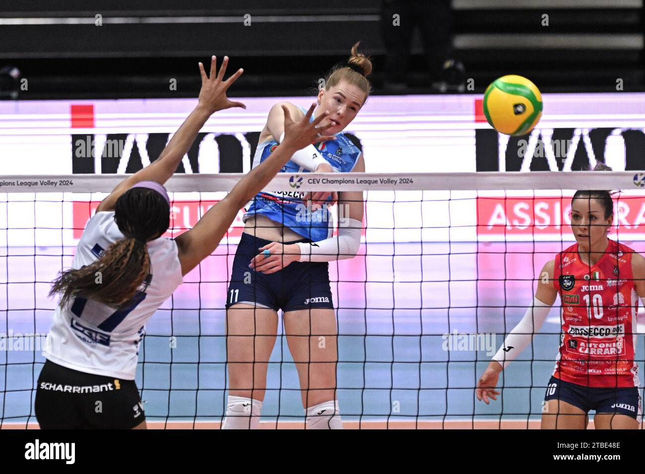Treviso, Italy. 05th Dec, 2023. Spike of Isabelle Haak (Antonio Carraro ...