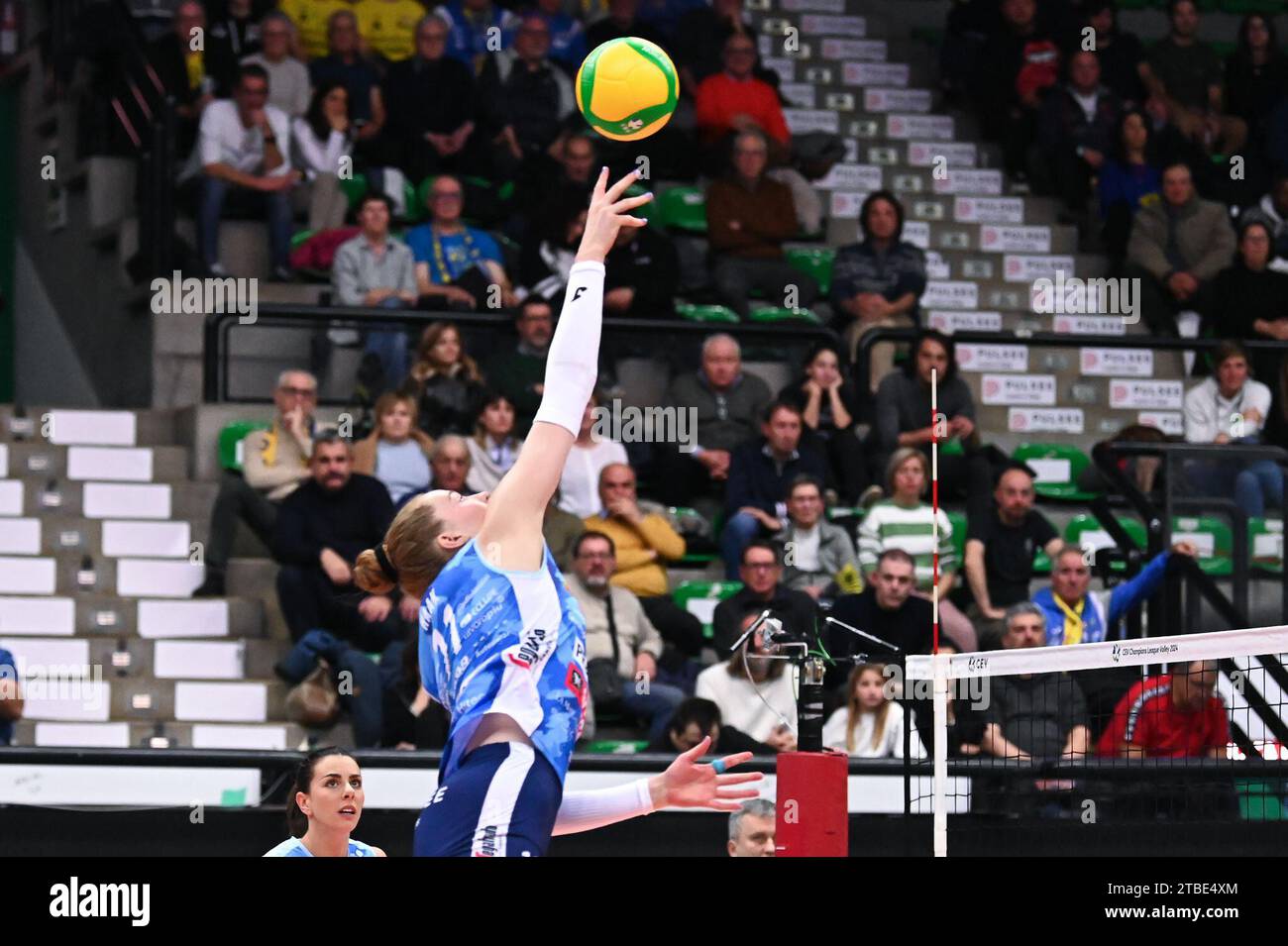 Treviso, Italy. 05th Dec, 2023. Lob of Isabelle Haak (Antonio Carraro ...
