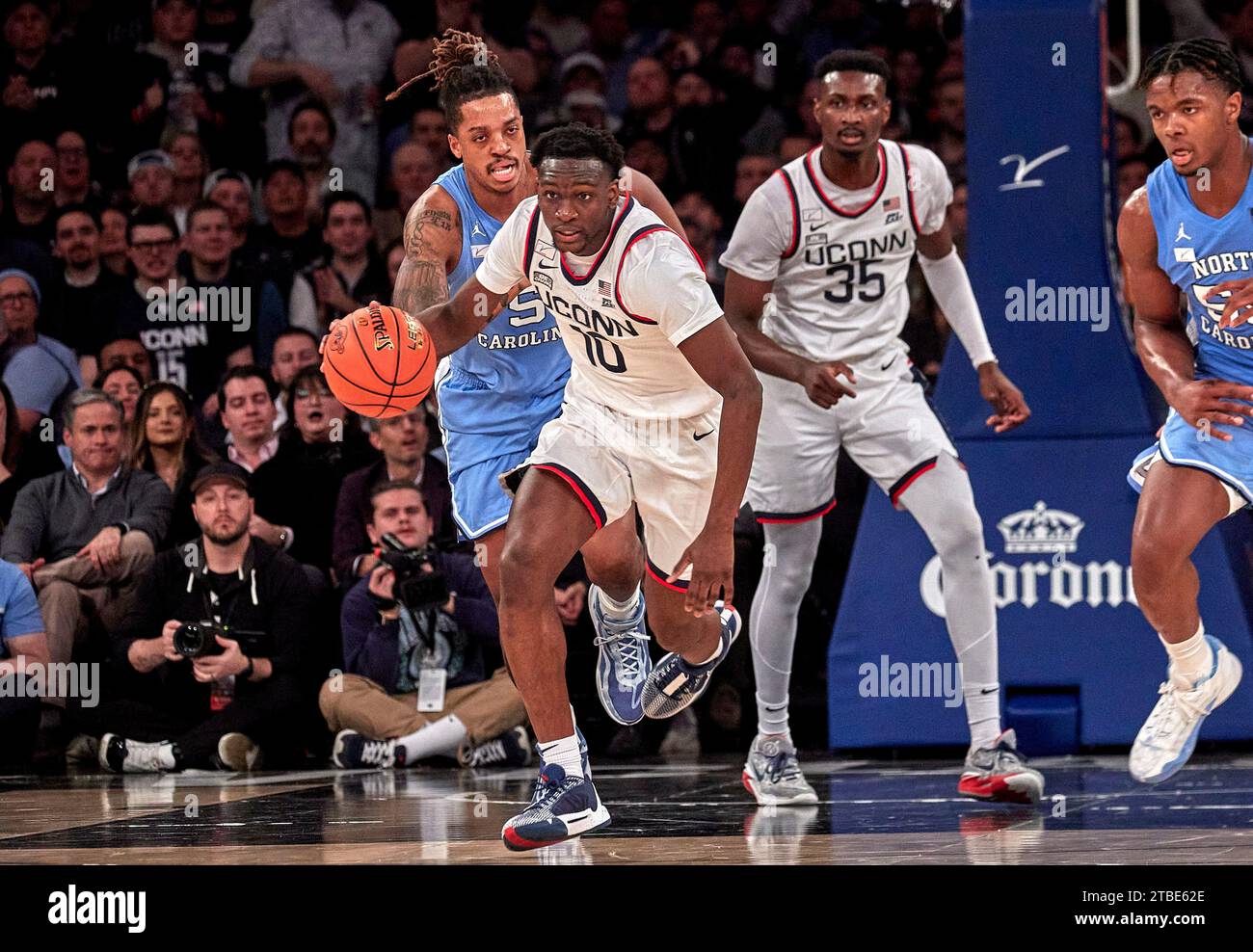 Connecticut Huskies guard Hassan Diarra (10) pushes the ball up court ...