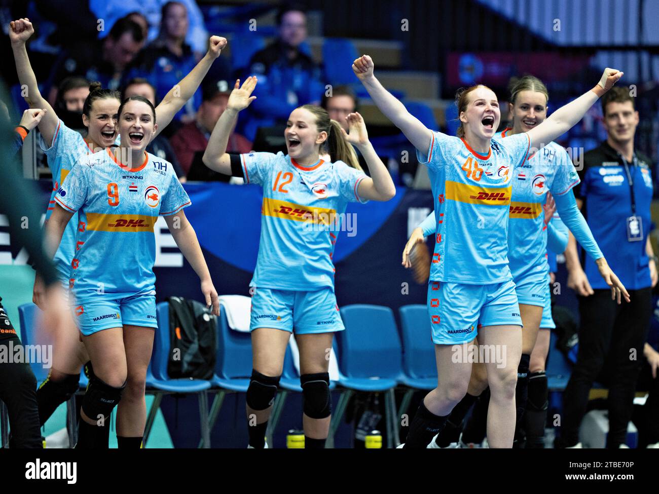 Netherlands celebrate their victory in the IHF World Womens Handball ...