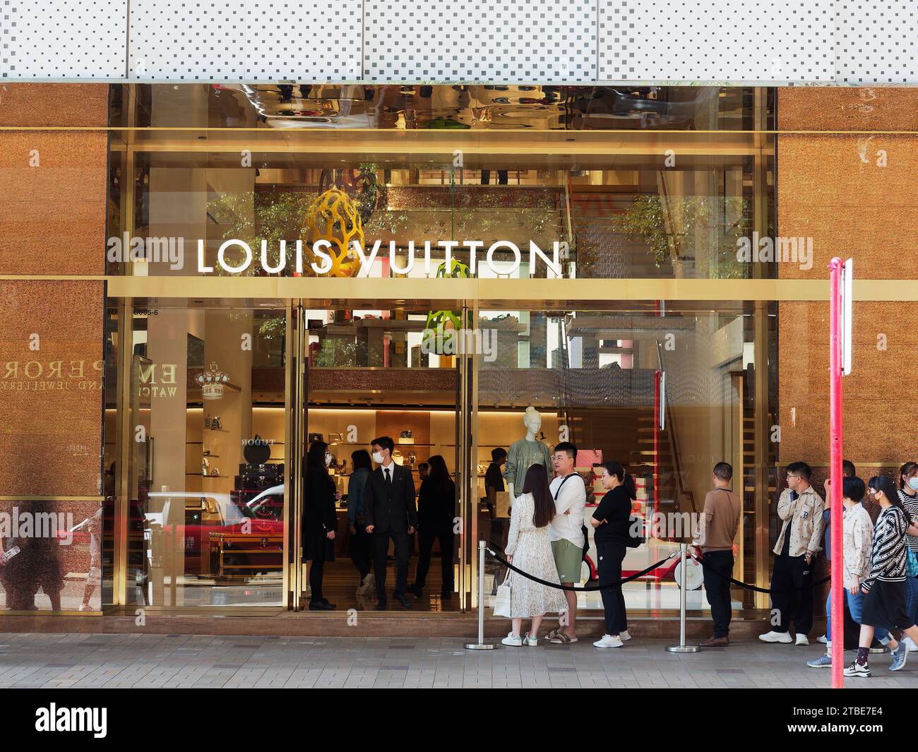 Louis vuitton shop front hi-res stock photography and images - Alamy