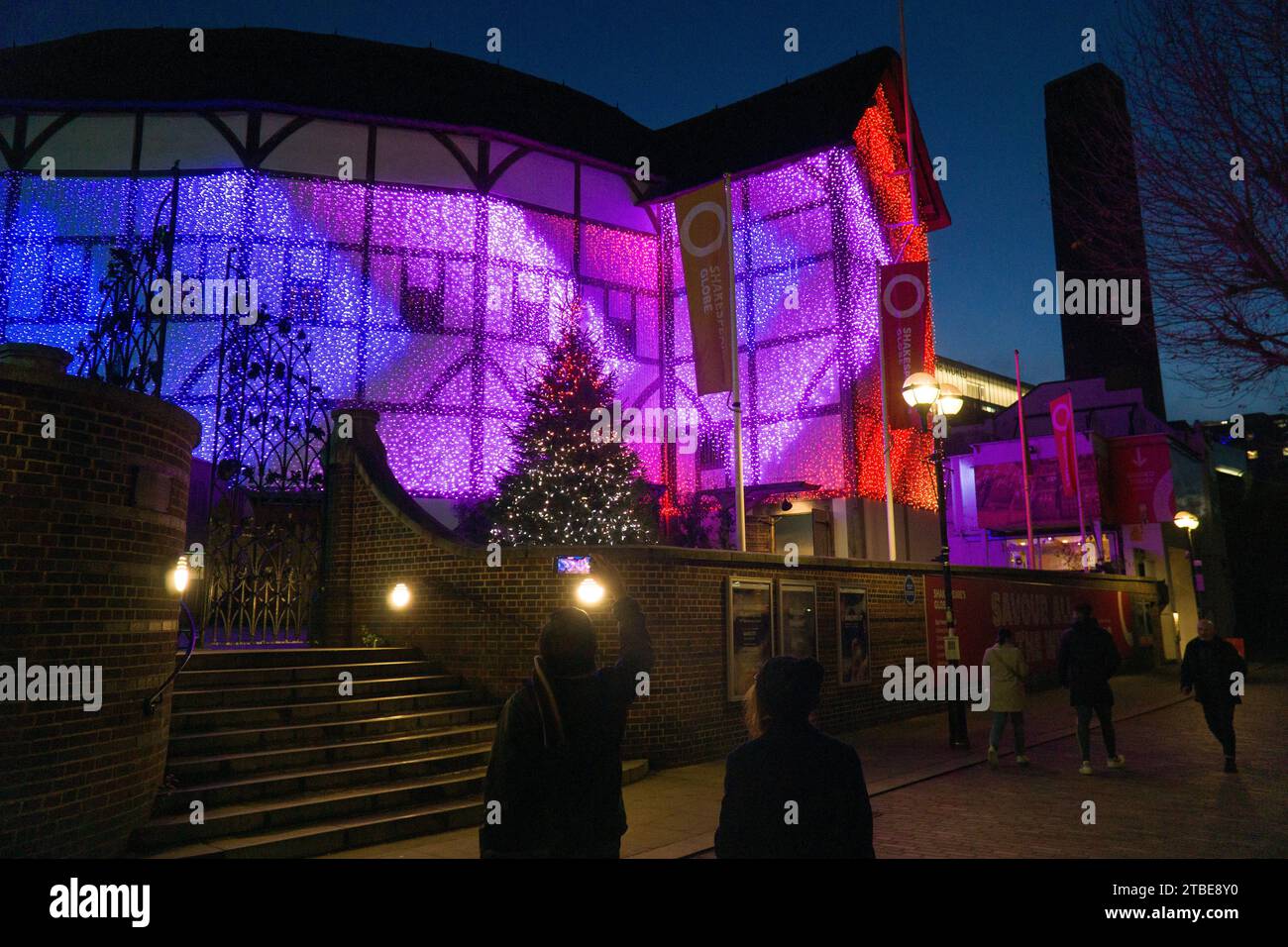 UK weather, 6 December, London: At dusk on a cold but clear day ...