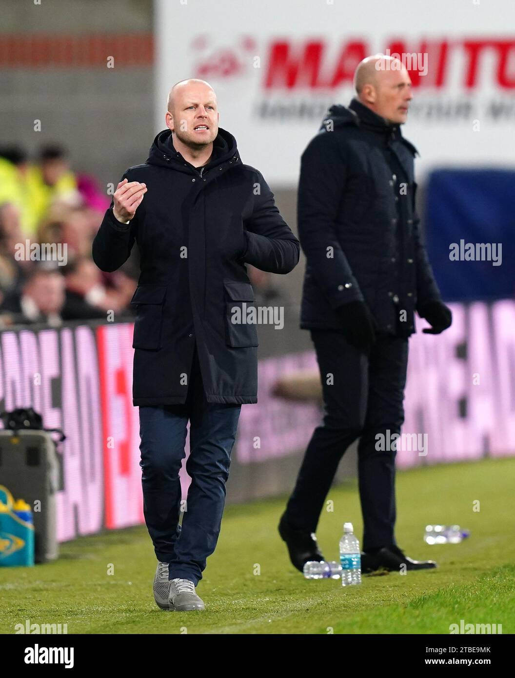 Heart of Midlothian manager Steven Naismith (left) and Rangers manager ...