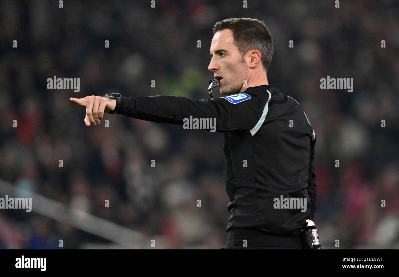 Stuttgart, Deutschland. 06th Dec, 2023. Schiedsrichter Referee Benjamin ...