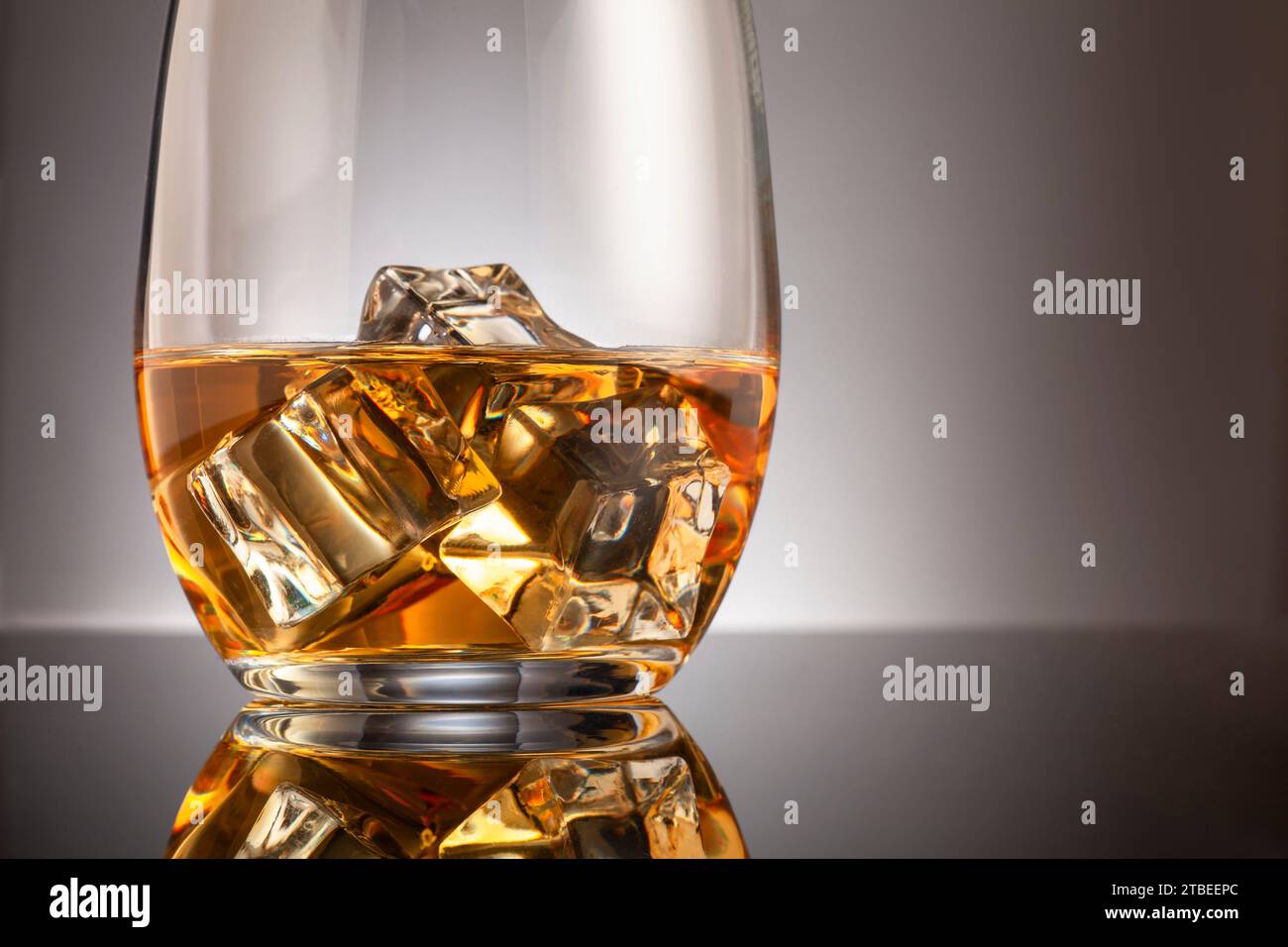 Glass of whisky with ice cubes Stock Photo - Alamy