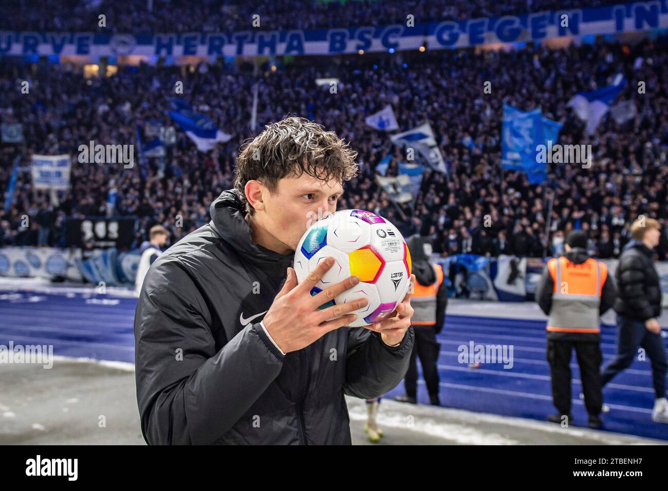 Fabian Reese (Hertha BSC, #11) feiert mit dem Spielball DFB Pokal ...