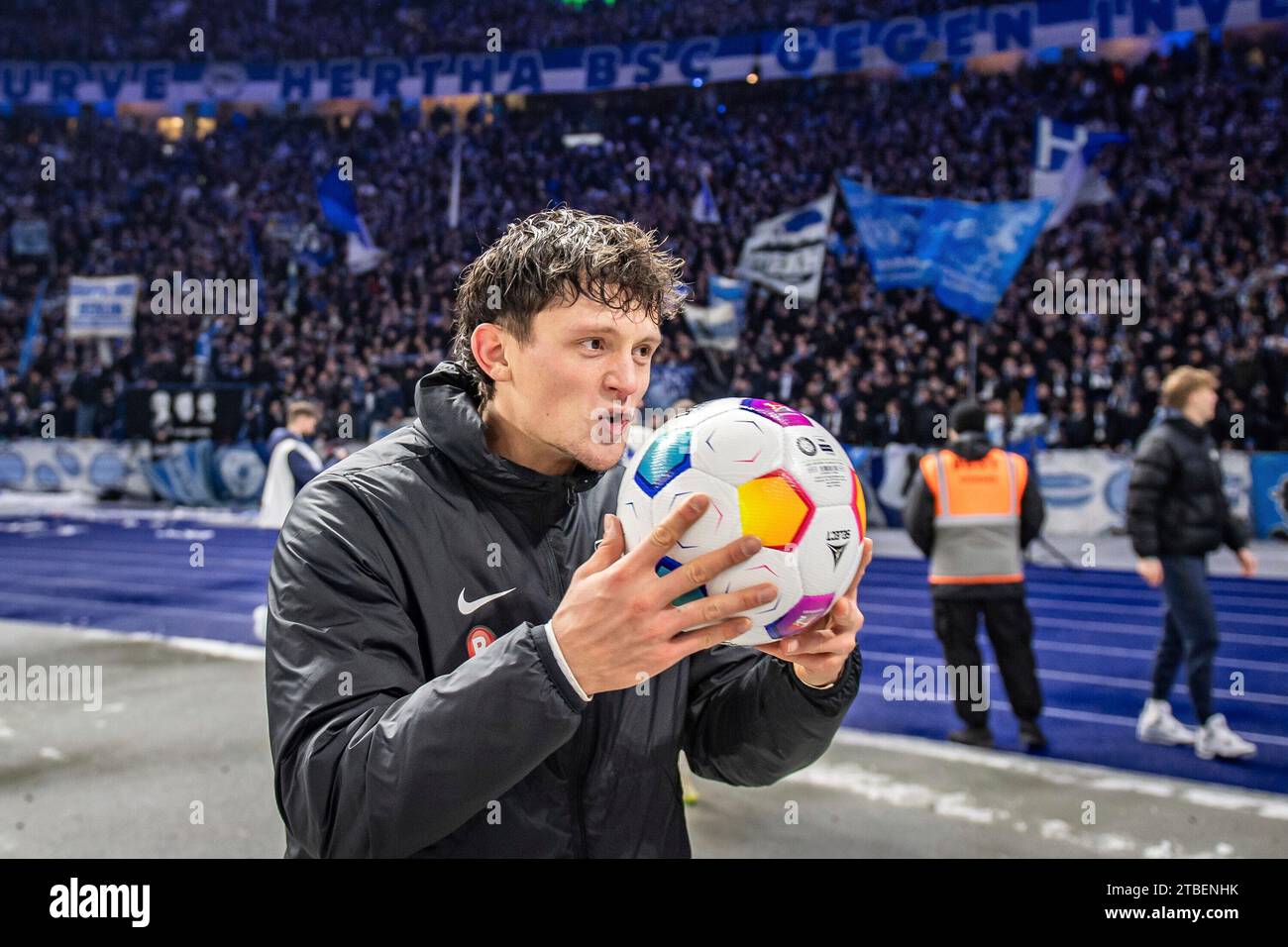 Fabian Reese (Hertha BSC, #11) feiert mit dem Spielball DFB Pokal ...