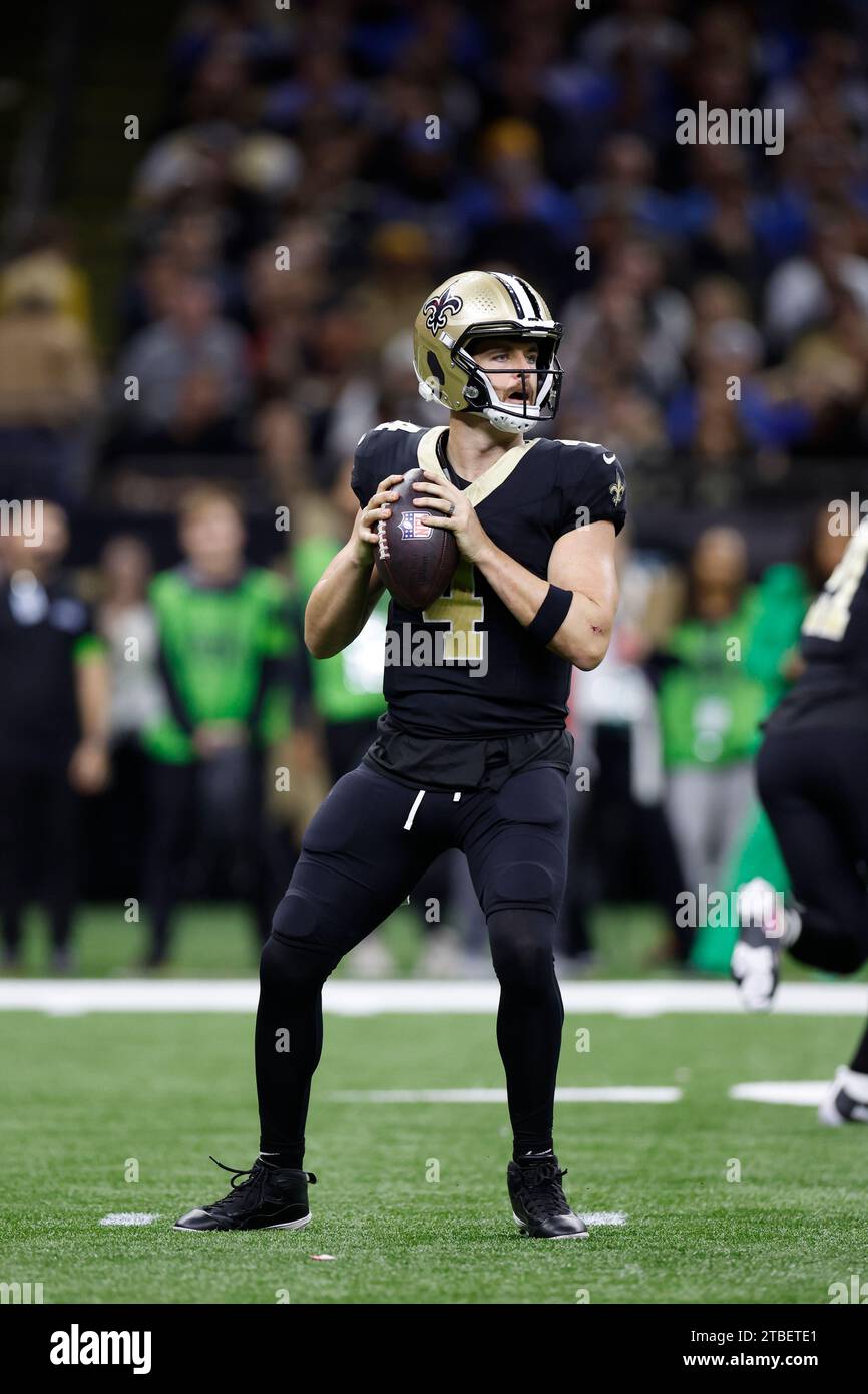 New Orleans Saints quarterback Derek Carr (4) looks to pass during an ...