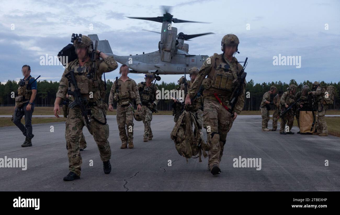 Special Tactics Airmen assigned to 123rd Special Tactics Squadron and ...