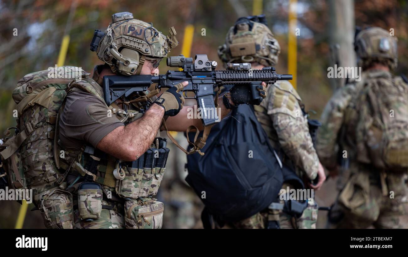 Special Tactics Airmen assigned to 123rd Special Tactics Squadron and ...