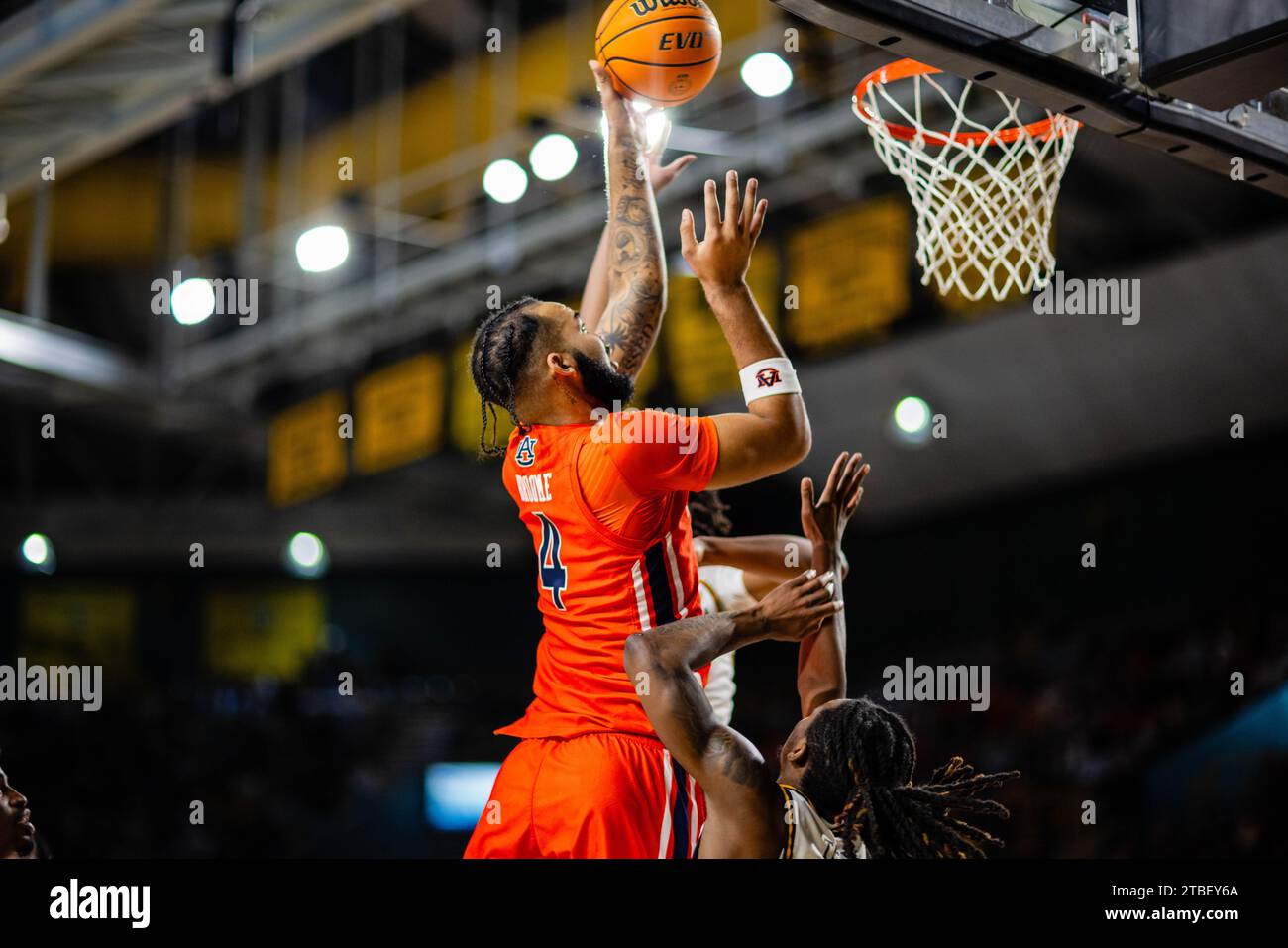 Boone, NC, USA. 3rd Dec, 2023. Auburn Tigers forward Johni Broome (4 ...