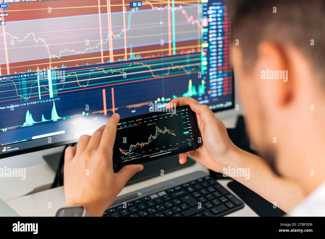 Trading screens home hi-res stock photography and images - Alamy