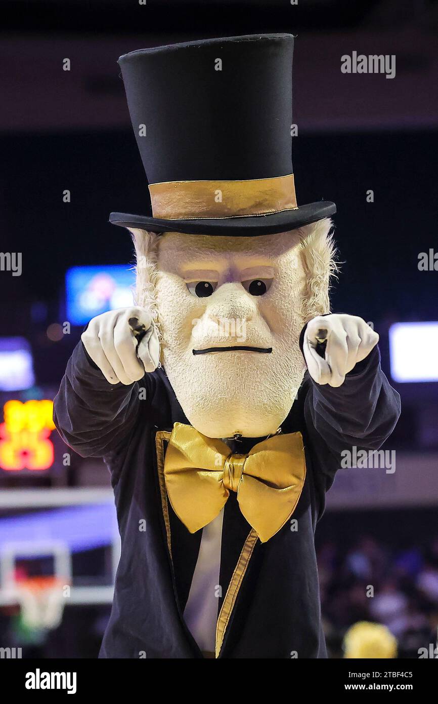 Rutgers university scarlet knights mascot hi-res stock photography and ...