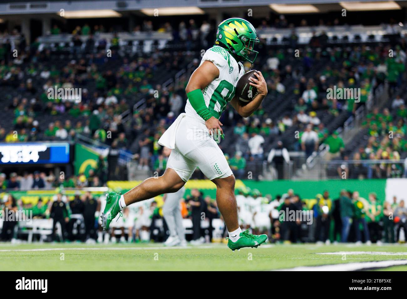 Oregon Ducks wide receiver Darrian Anderson (86) runs after the catch ...