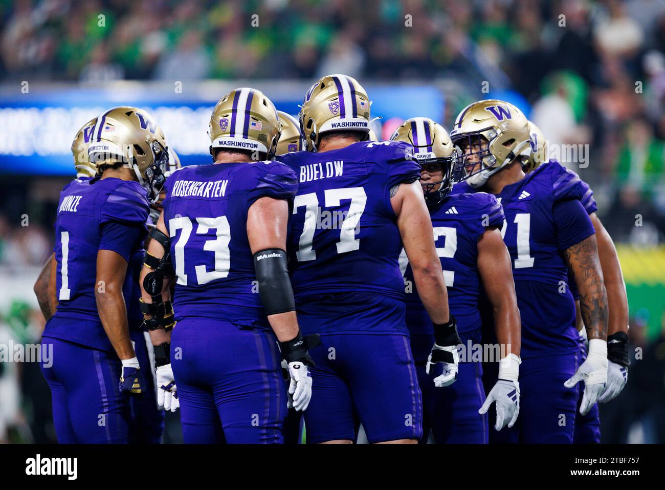 Washington Huskies offensive unit group huddle during the Pac-12 ...